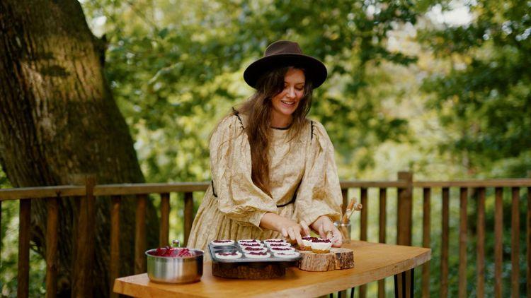 Foraged by Fern: Hedgerow jam cheesecakes | Canopy & Stars