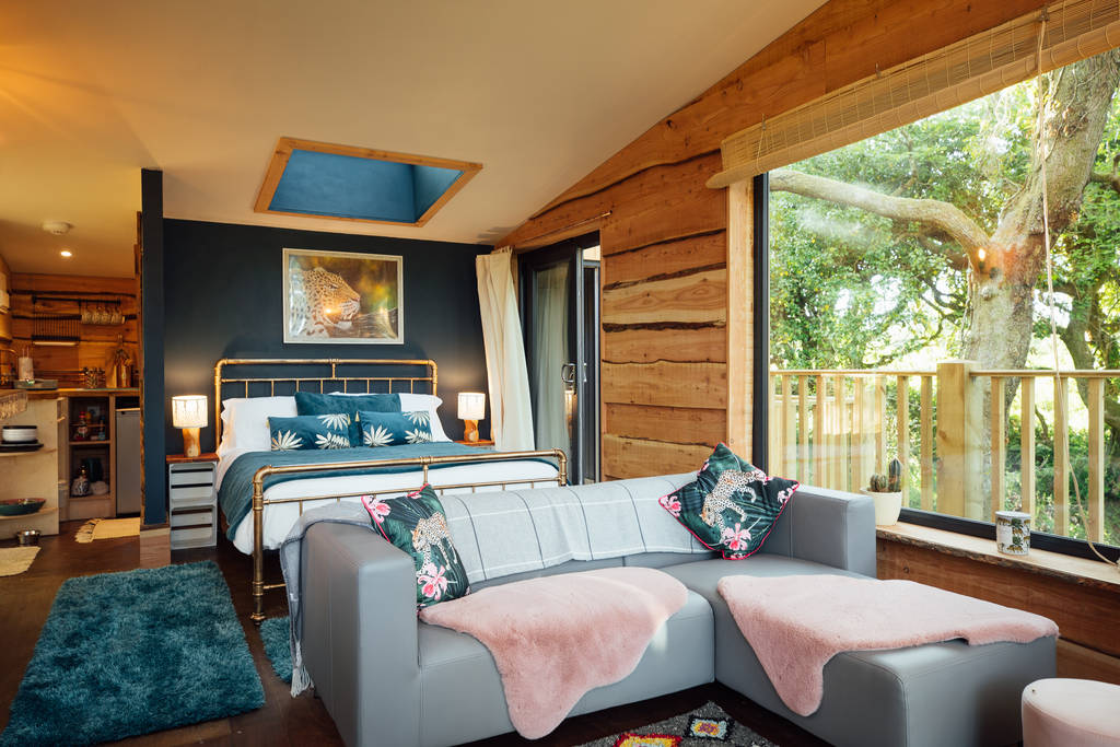 Chui Treehouse | Treehouse in Cornwall | Canopy & Stars