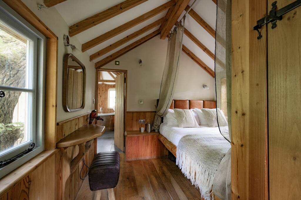 Treetops Treehouse | Treehouse in Devon | Canopy & Stars