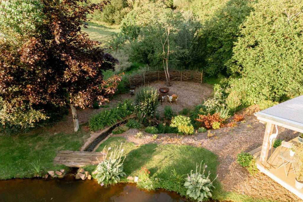 Perry Pond Cabin | Cabin in Devon | Canopy & Stars