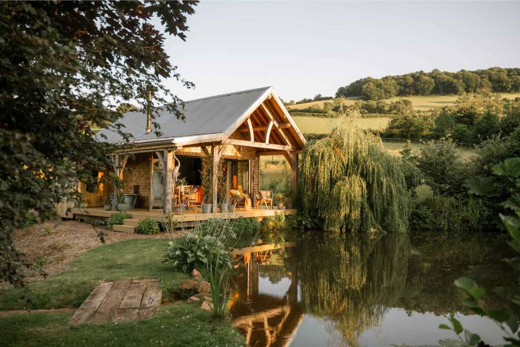 Perry Pond Cabin | Cabin in Devon | Canopy & Stars