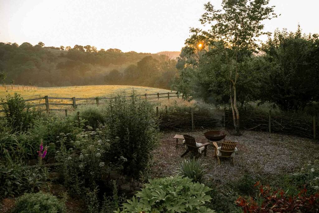 Perry Pond Cabin | Cabin in Devon | Canopy & Stars