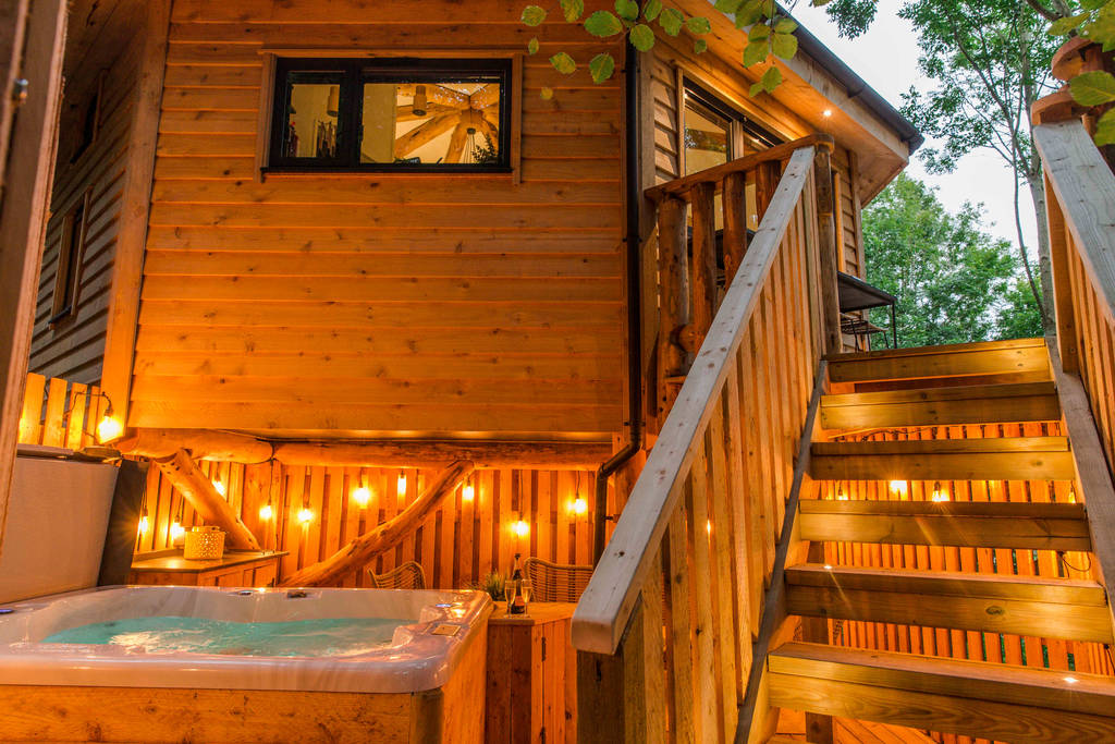 The Den Treehouse at Pickwell Manor | Treehouse in Devon | Canopy & Stars