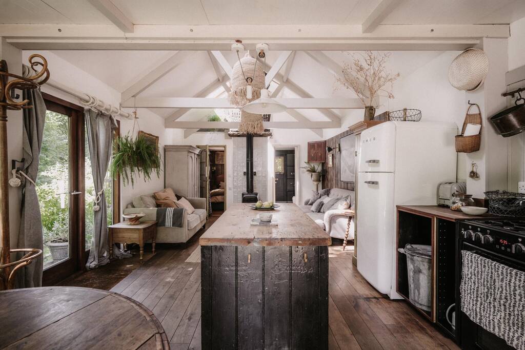 The Batman's Summerhouse | Cabin in Devon | Canopy & Stars