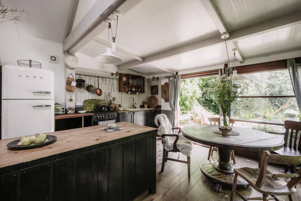 The Batman's Summerhouse | Cabin in Devon | Canopy & Stars