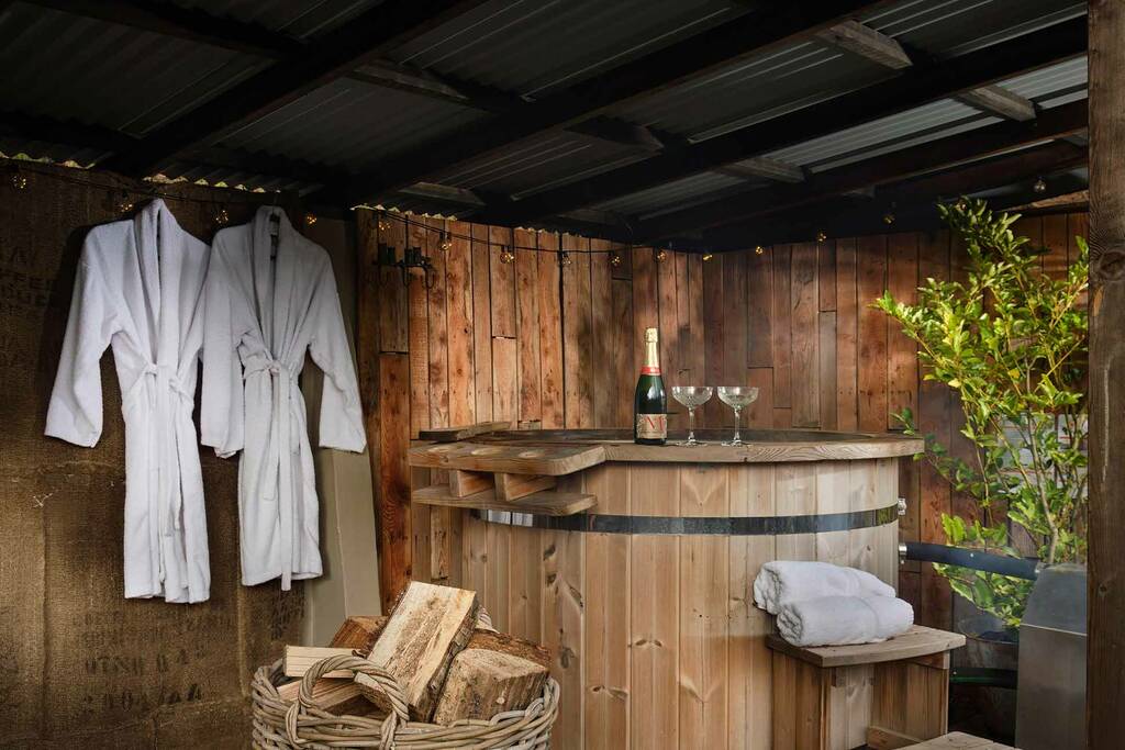 Cosy Cowshed | Cabin in Devon | Canopy & Stars