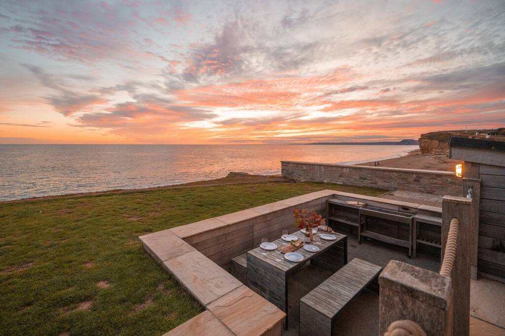 Hive Beach House | Cabin in Dorset | Canopy & Stars