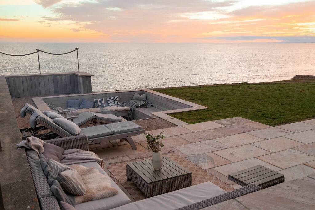 Hive Beach House | Cabin in Dorset | Canopy & Stars