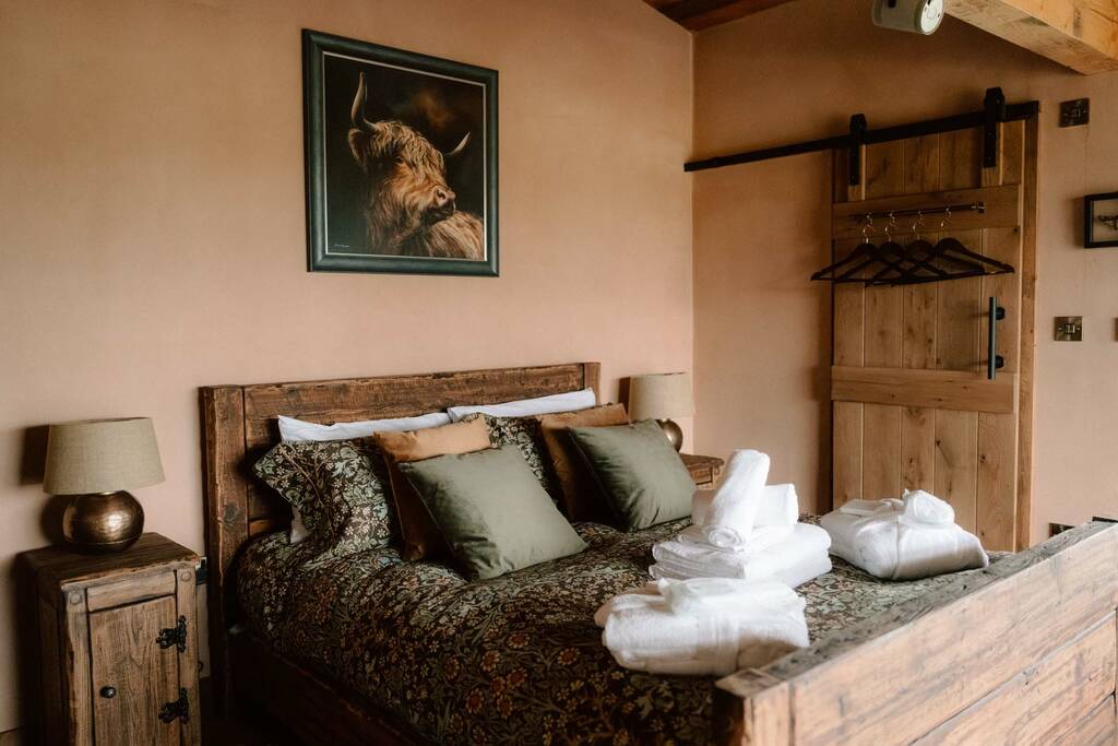 Sleepy Hollow Cabin | Cabin in Essex | Canopy & Stars