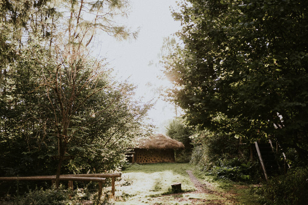 Cob Round | Roundhouse in Gloucestershire | Canopy & Stars