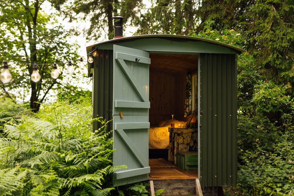 Posey | Shepherd's hut in Gloucestershire | Canopy & Stars