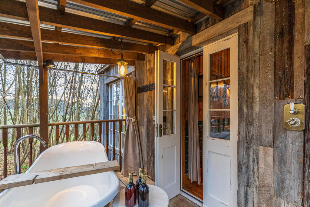 The Poppy Treehouse | Treehouse in Hampshire | Canopy & Stars