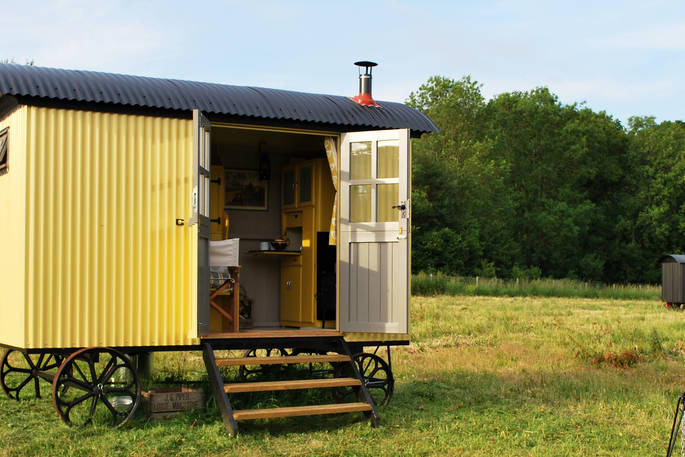Barrow | Shepherd's hut in Hampshire | Canopy & Stars