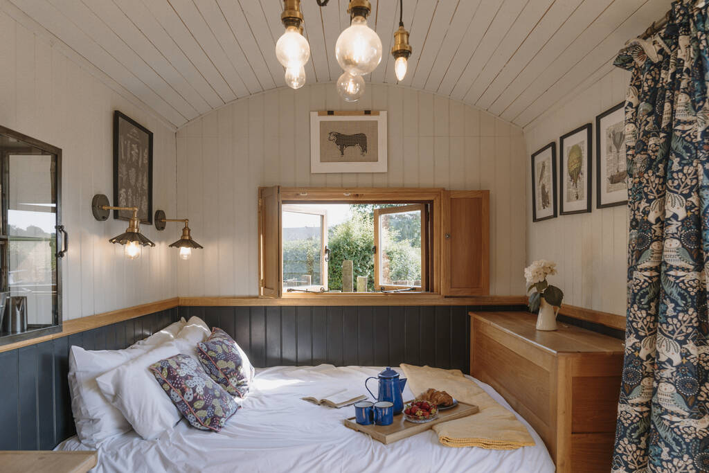 Tom's Hut | Shepherd's hut in Herefordshire | Canopy & Stars