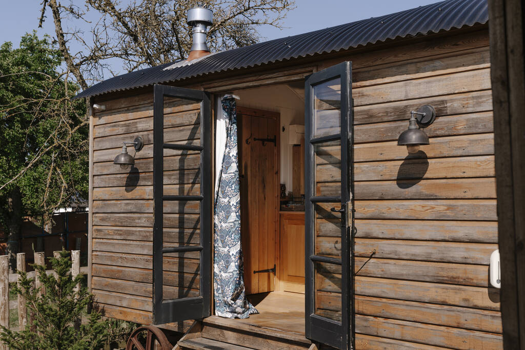 Tom's Hut | Shepherd's hut in Herefordshire | Canopy & Stars