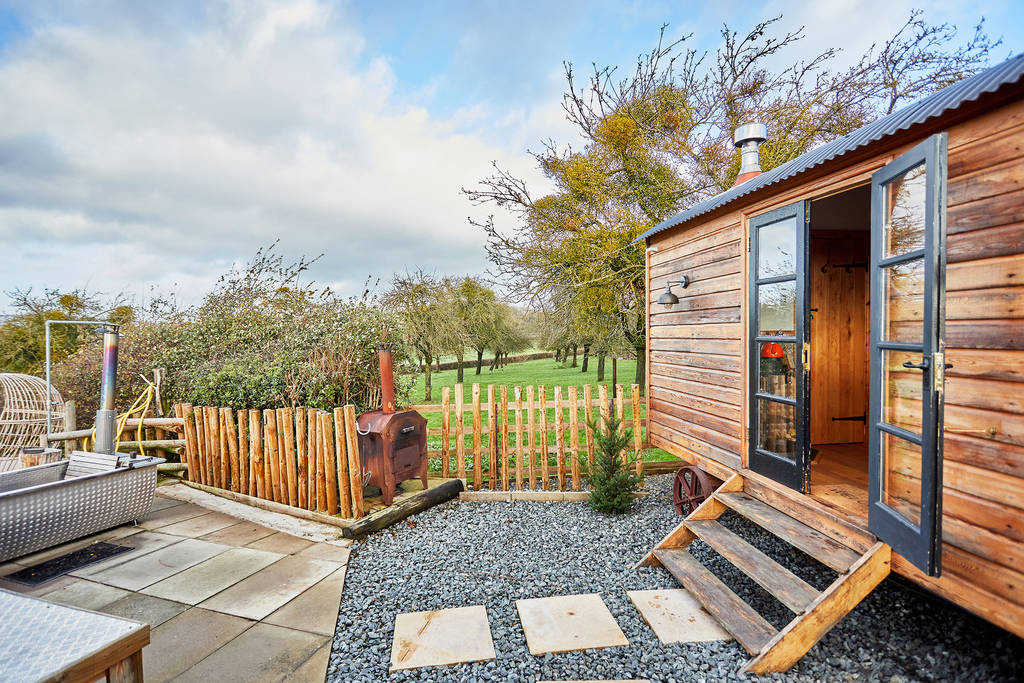 Tom's Hut | Shepherd's hut in Herefordshire | Canopy & Stars