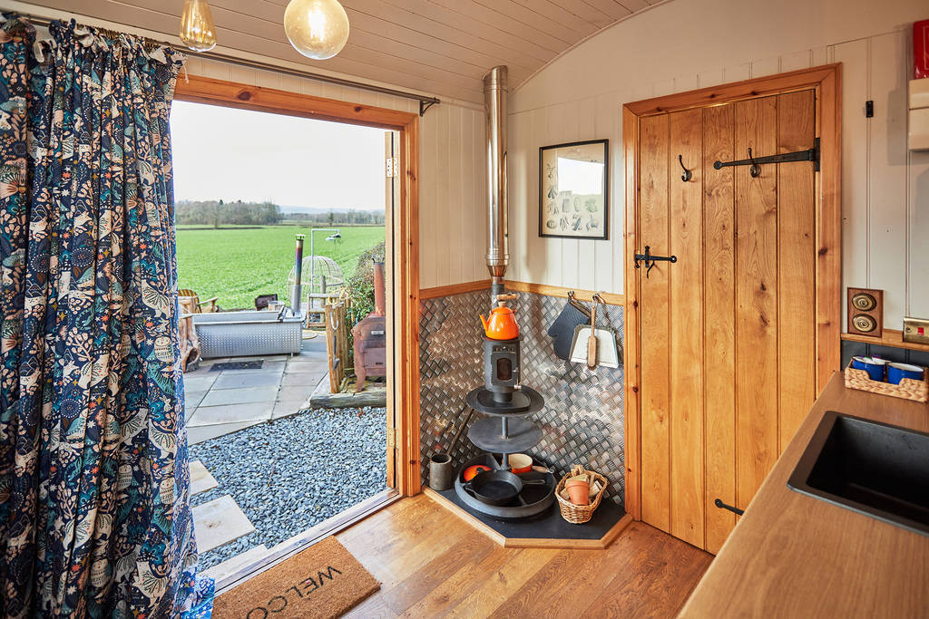 Tom's Hut | Shepherd's hut in Herefordshire | Canopy & Stars