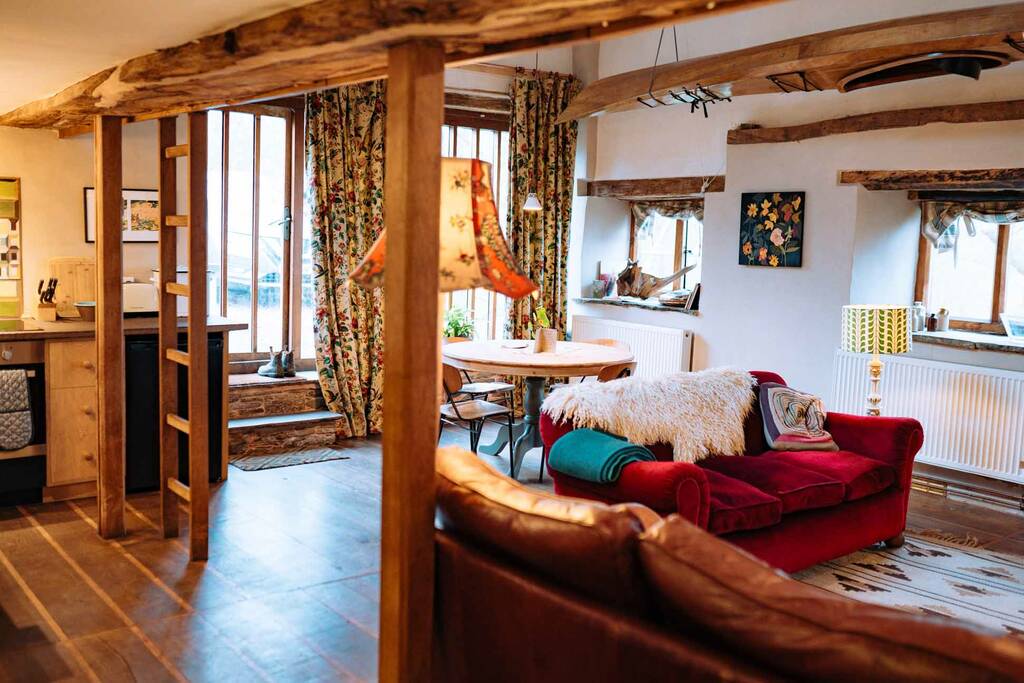 Wern Derys Byre | Barn in Herefordshire | Canopy & Stars