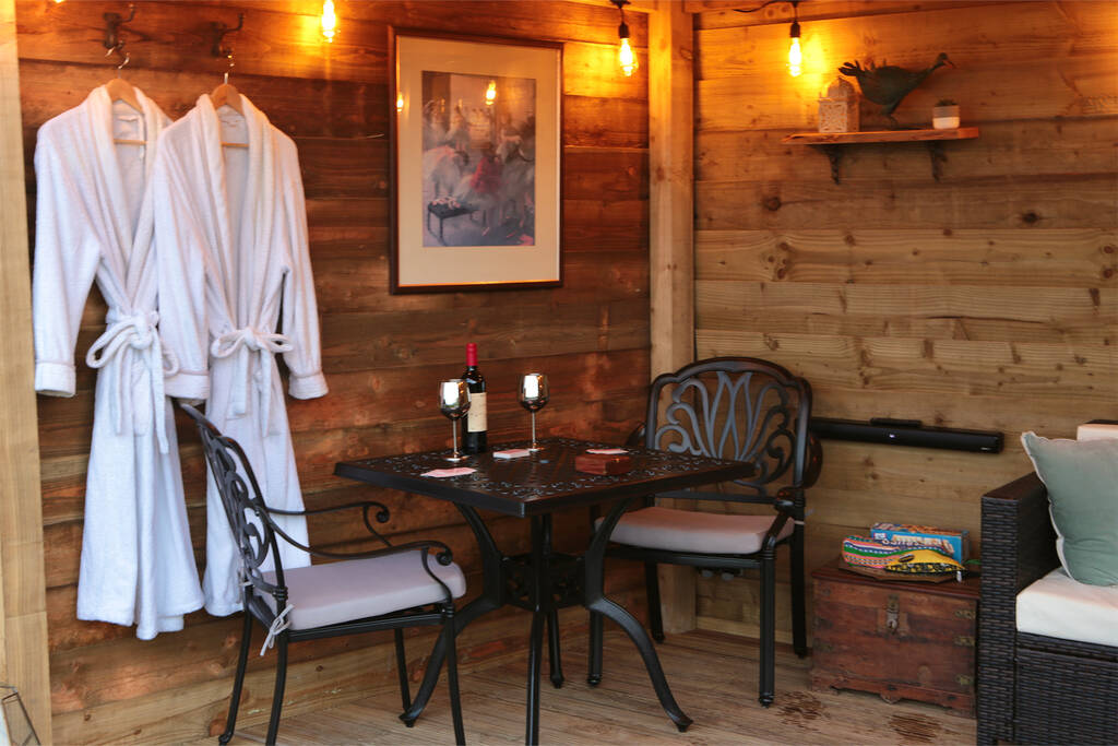 Oak Hut | Shepherd's hut in Shropshire | Canopy & Stars