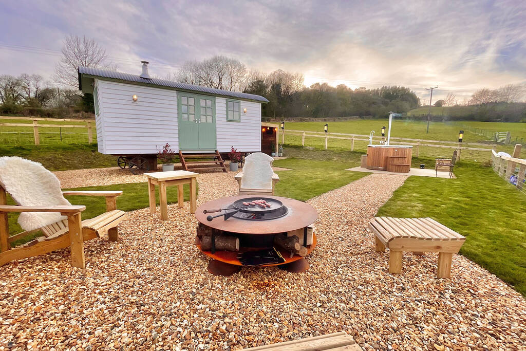 Oak Hut | Shepherd's hut in Shropshire | Canopy & Stars