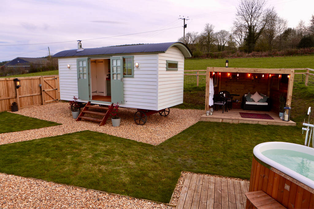 Oak Hut | Shepherd's hut in Shropshire | Canopy & Stars