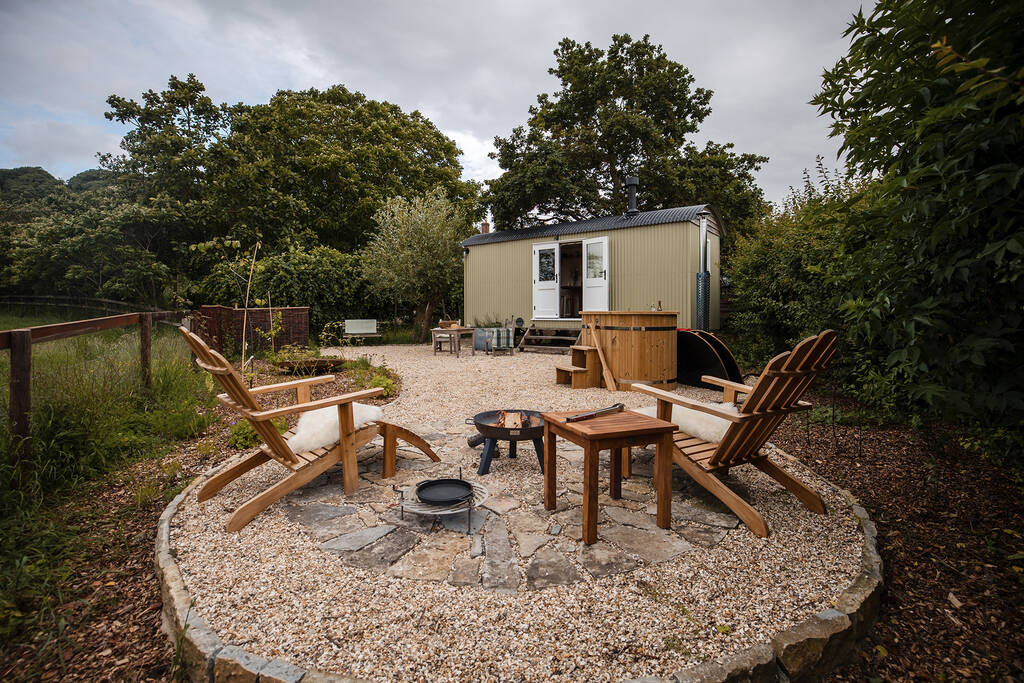 Withy Hut | Shepherd's hut in Somerset | Canopy & Stars