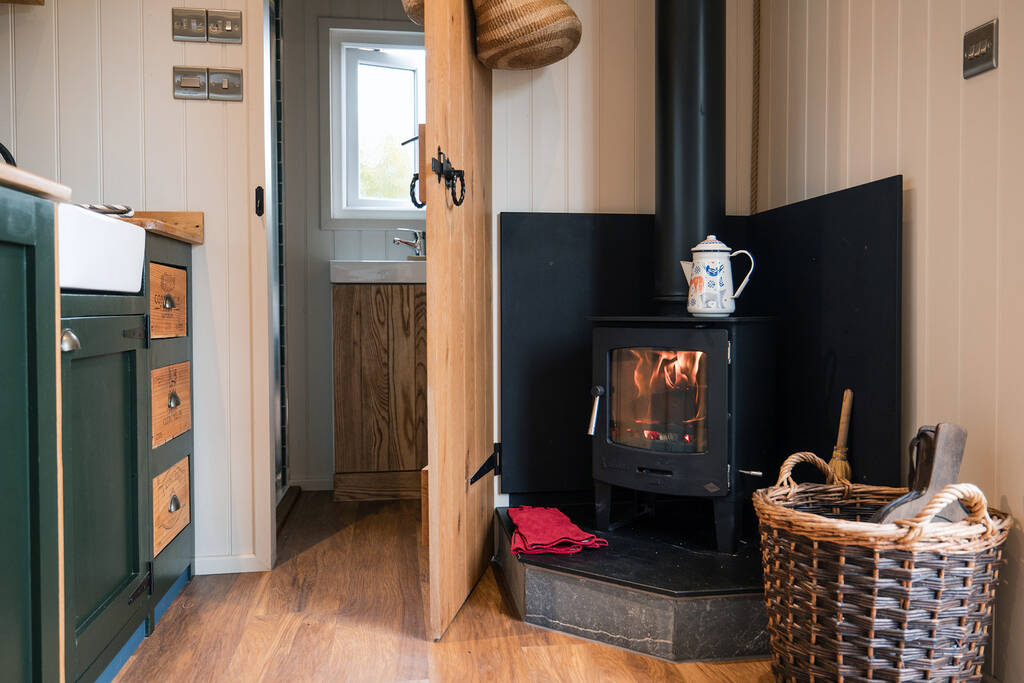 Withy Hut | Shepherd's hut in Somerset | Canopy & Stars