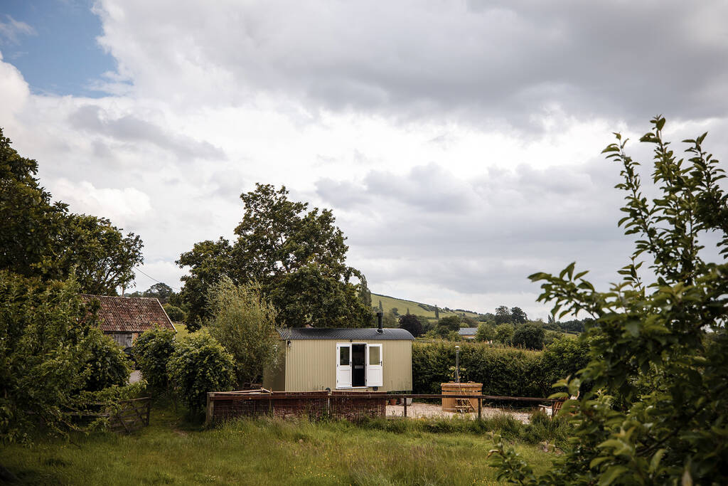 Withy Hut | Shepherd's hut in Somerset | Canopy & Stars
