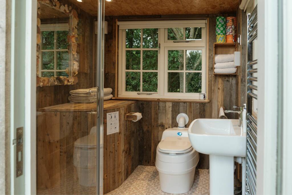 The Shellter | Treehouse in Suffolk | Canopy & Stars