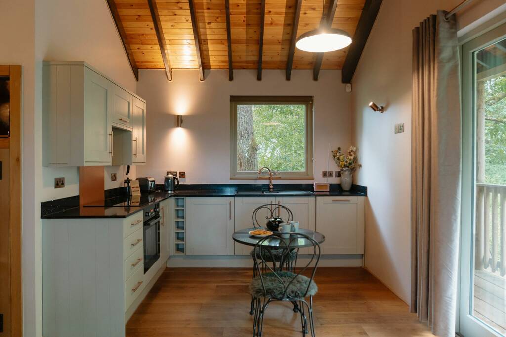 Tinkers Treehouse | Treehouse in Sussex | Canopy & Stars