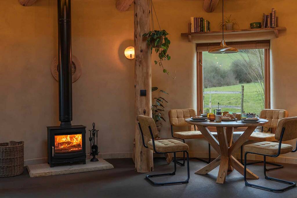 The Straw Roundhouse | Roundhouse in Warwickshire | Canopy & Stars