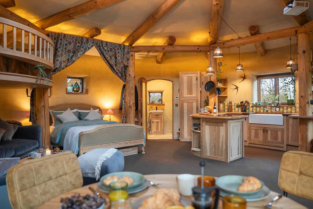 The Straw Roundhouse | Roundhouse in Warwickshire | Canopy & Stars