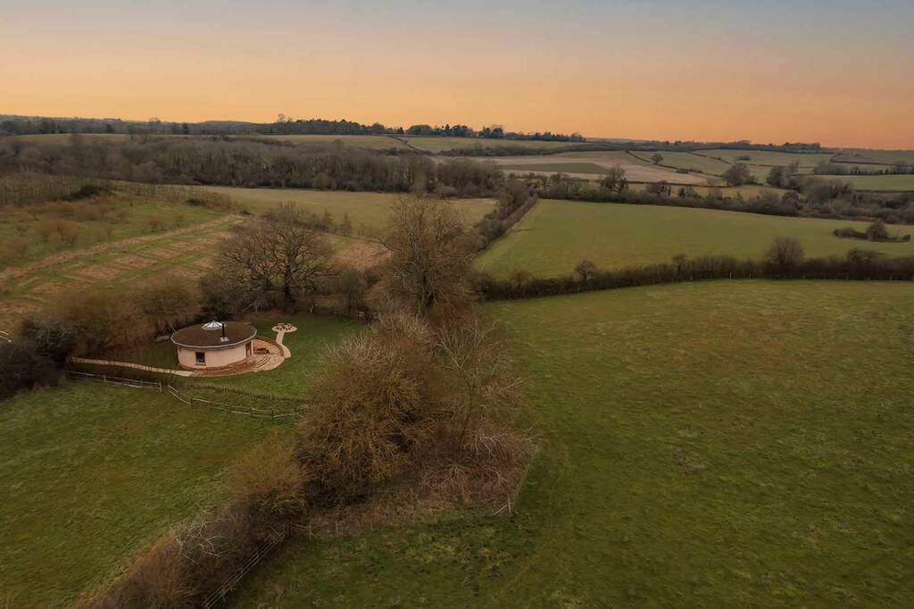 The Straw Roundhouse | Roundhouse in Warwickshire | Canopy & Stars
