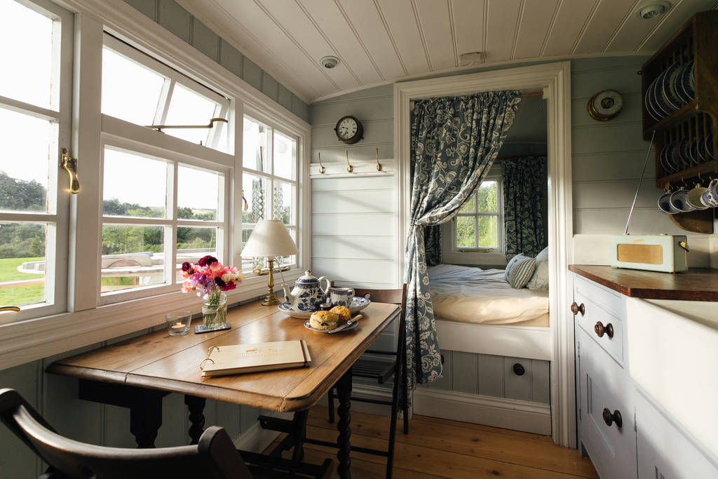 Commander’s Caravan | Shepherd's hut in Worcestershire | Canopy & Stars