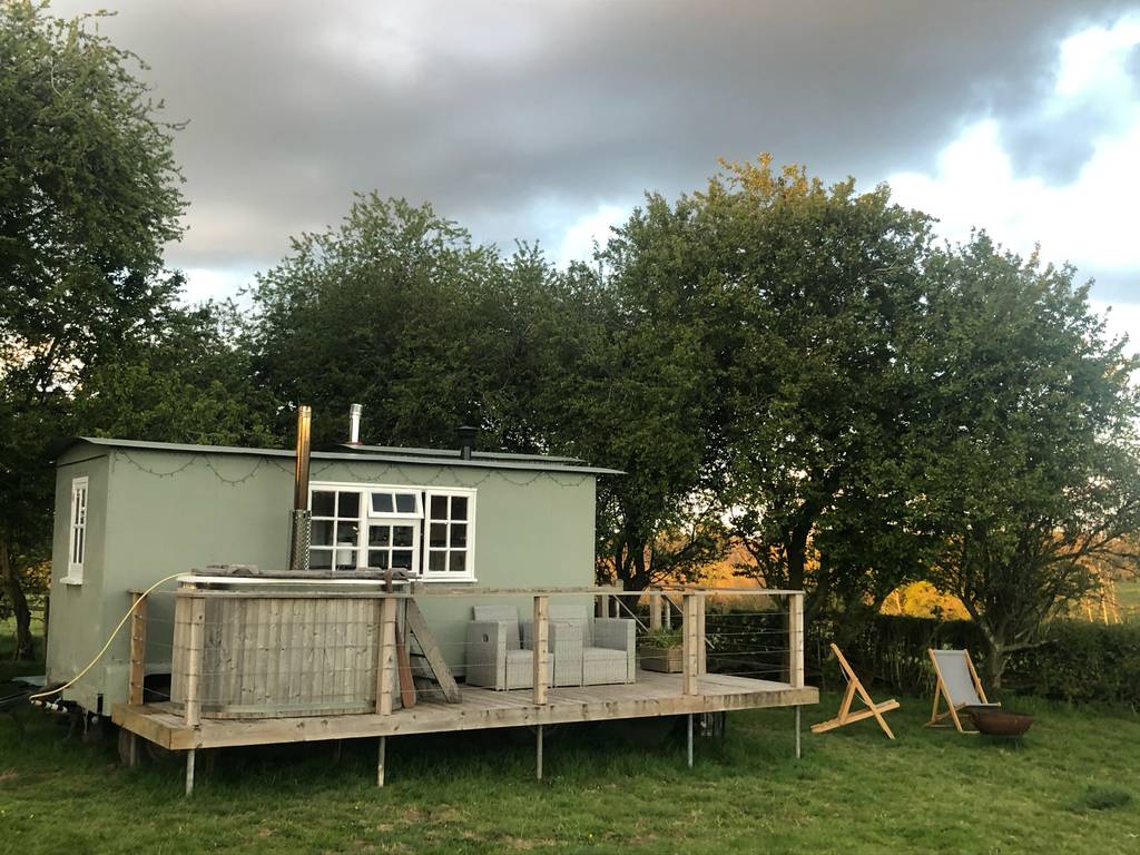 Commander’s Caravan | Shepherd's hut in Worcestershire | Canopy & Stars