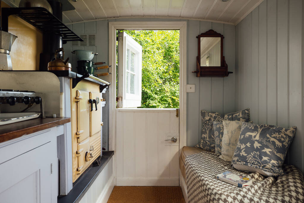 Commander’s Caravan | Shepherd's hut in Worcestershire | Canopy & Stars