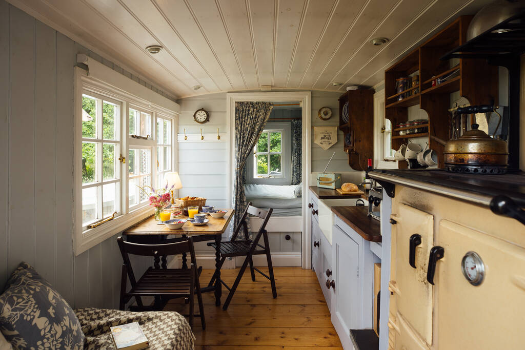 Commander’s Caravan | Shepherd's hut in Worcestershire | Canopy & Stars