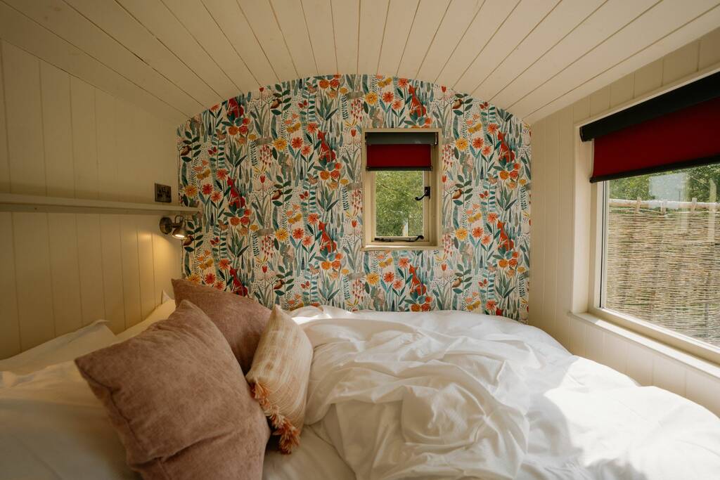 Poppy | Shepherd's hut in Yorkshire | Canopy & Stars