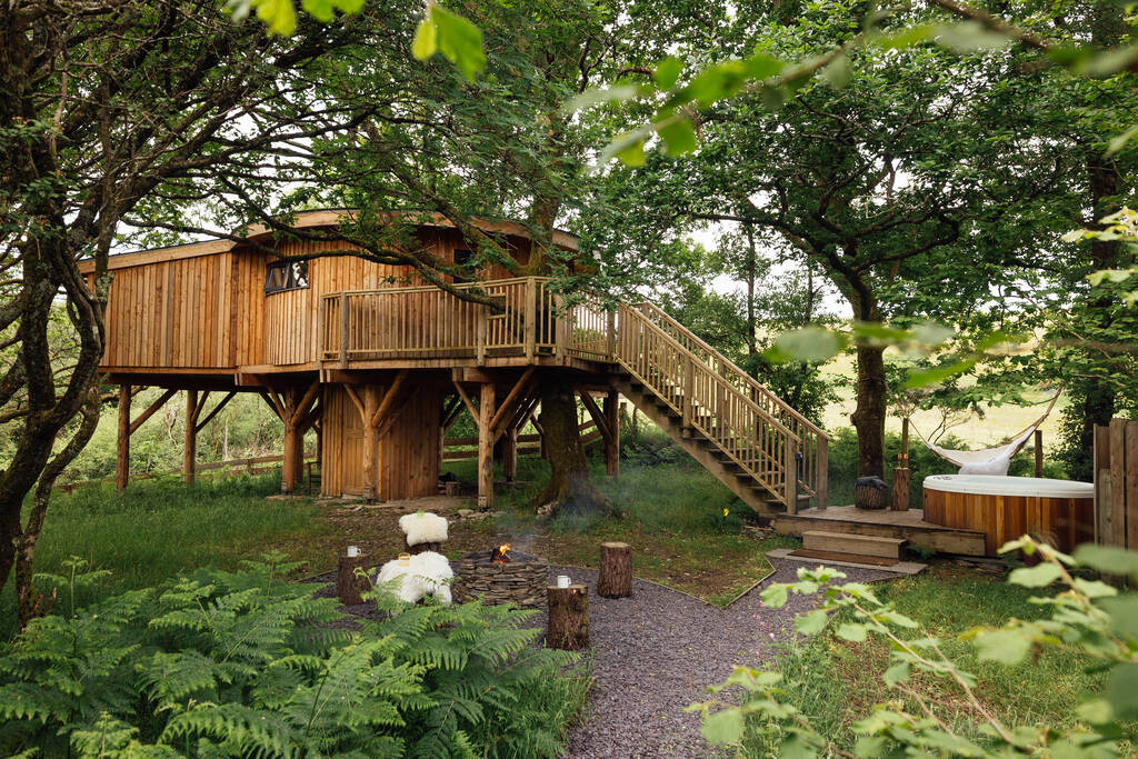 Ty'r Derw Treehouse | Treehouse in Ceredigion | Canopy & Stars