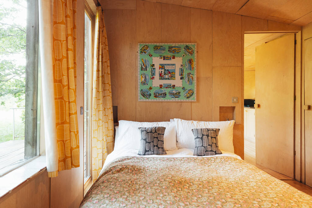 Nyth y Barcud Treehouse | Treehouse in Powys | Canopy & Stars