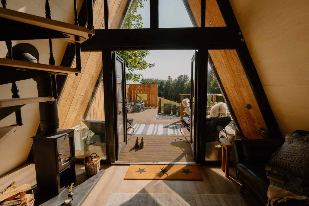 Twll Triongl | Cabin in Powys | Canopy & Stars
