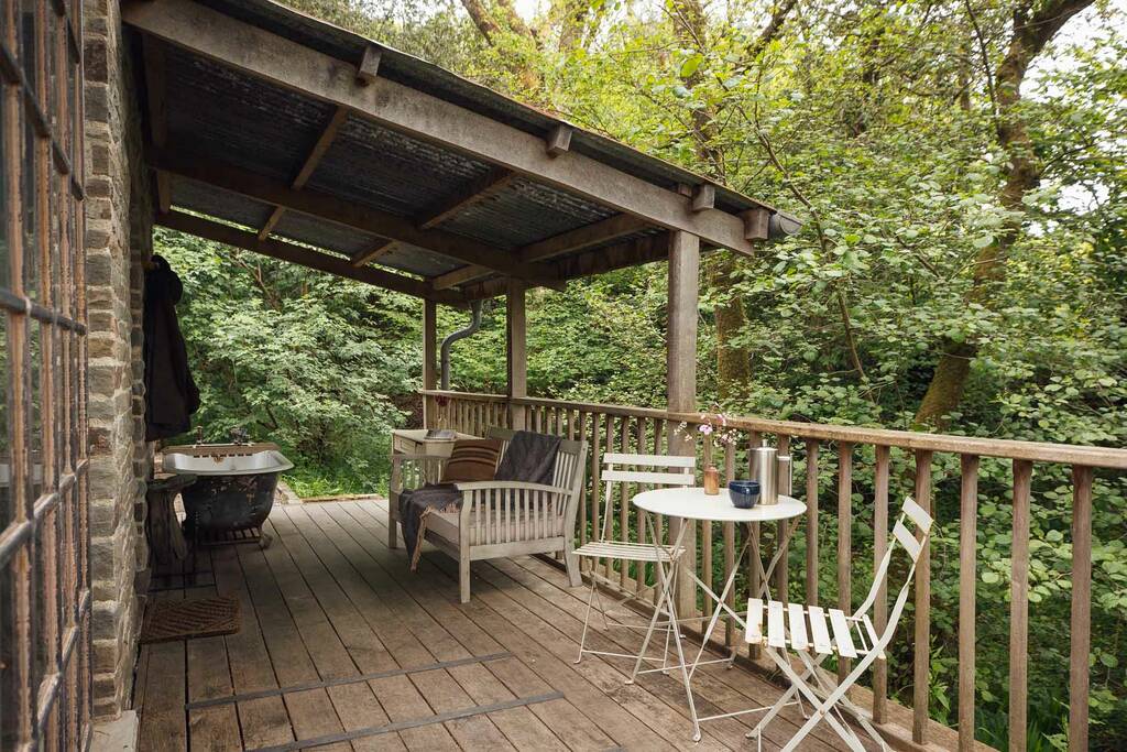 Ty Bach Bothy | Bothy in Powys | Canopy & Stars