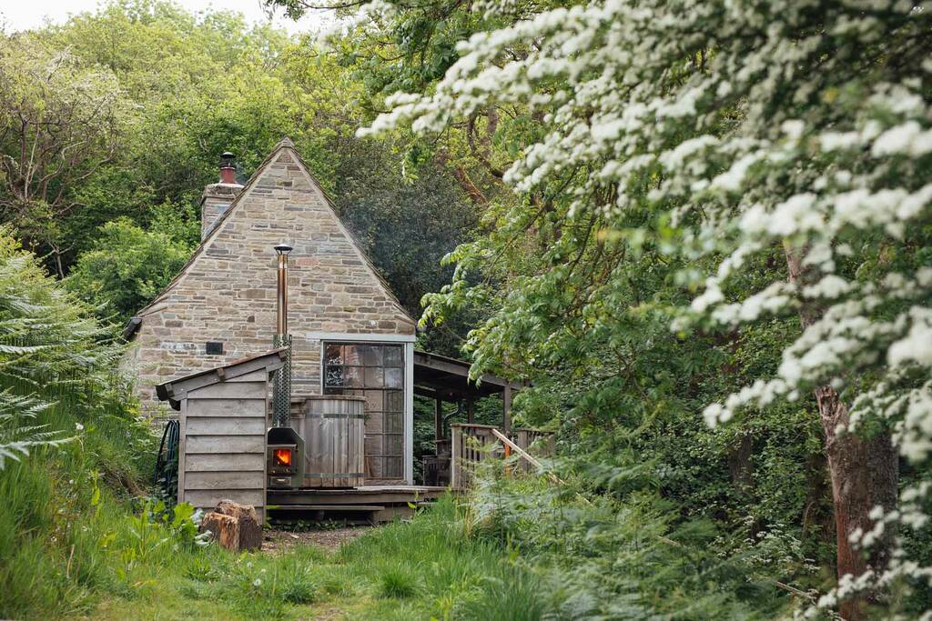 Ty Bach Bothy | Bothy in Powys | Canopy & Stars